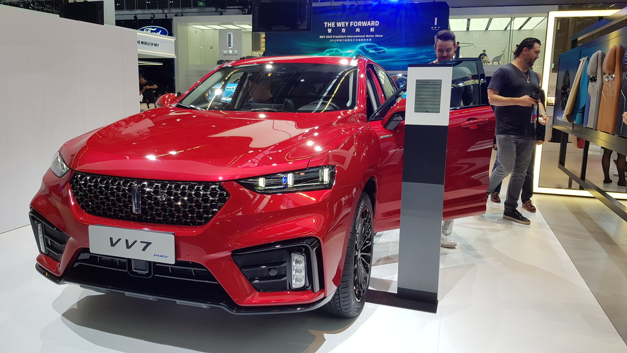 FAW HongQi E-HS3 Photos and Specs. Photo: FAW HongQi E-HS3 modern model ...