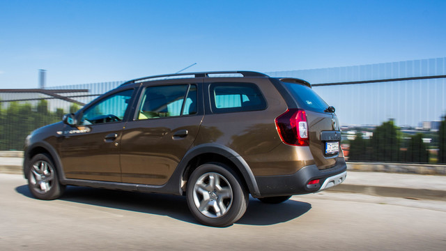 Renault Logan MCV Stepway Photos and Specs. Photo: Renault Logan MCV ...