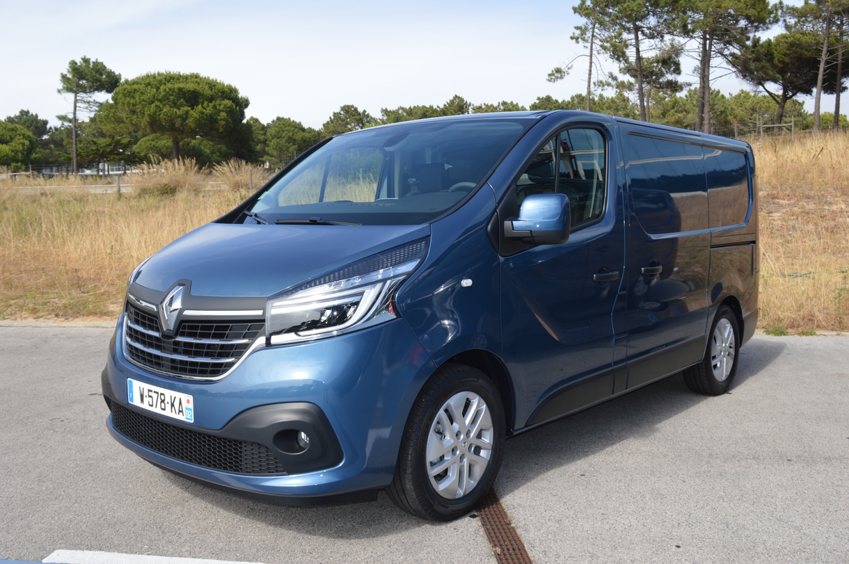 Renault Trafic Photos and Specs. Photo: Renault Trafic exterior ...