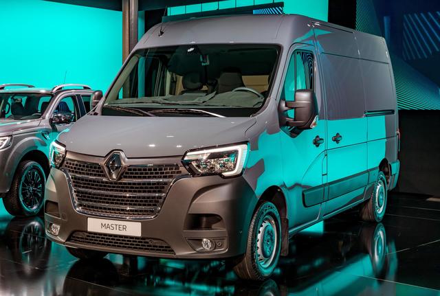 Renault Trafic Combi Photos and Specs. Photo: Renault Trafic Combi 4k ...
