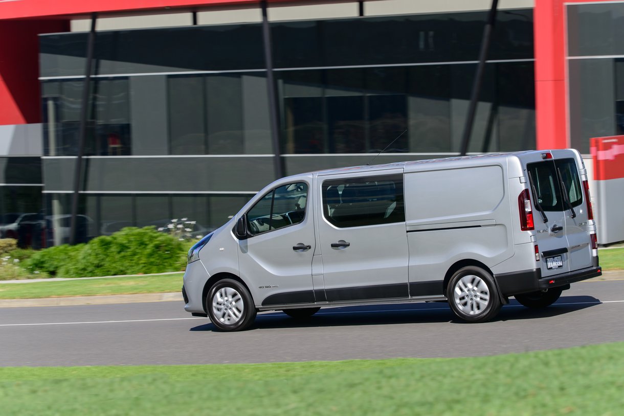 Renault Trafic Combi Photos and Specs. Photo: Renault Trafic Combi ...