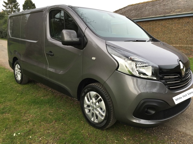 Renault Trafic Combi Photos and Specs. Photo: Renault Trafic Combi 4k ...