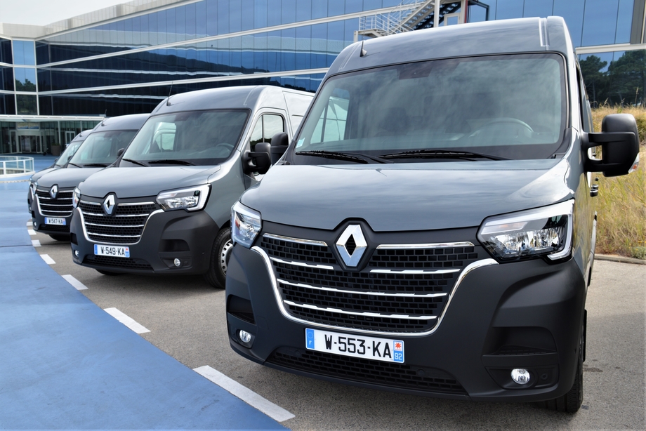 Renault Master Photos and Specs. Photo: Renault Master interior 2020 ...