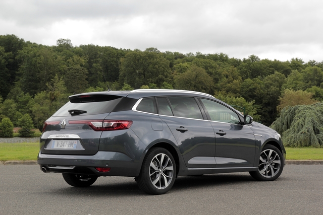 Renault Clio Estate Photos and Specs. Photo: Renault Clio Estate wagon ...