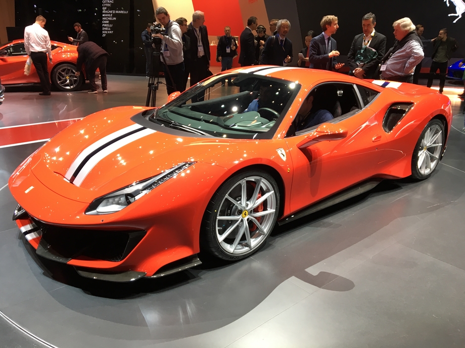 Ferrari 488 Pista Photos and Specs. Photo: Ferrari 488 Pista reviews ...