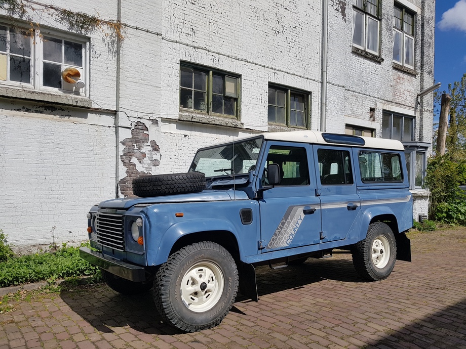 Land Rover Defender 110 Photos and Specs. Photo: Land Rover Defender ...