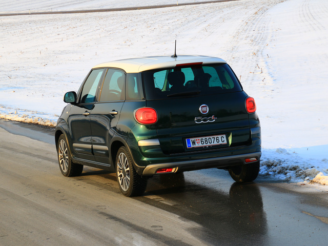 Fiat 500L Cross Photos and Specs. Photo: Fiat 500L Cross 4k restyling ...