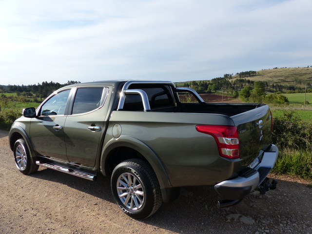 Fiat Fullback Double Cab Photos and Specs. Photo: Fiat Fullback Double ...