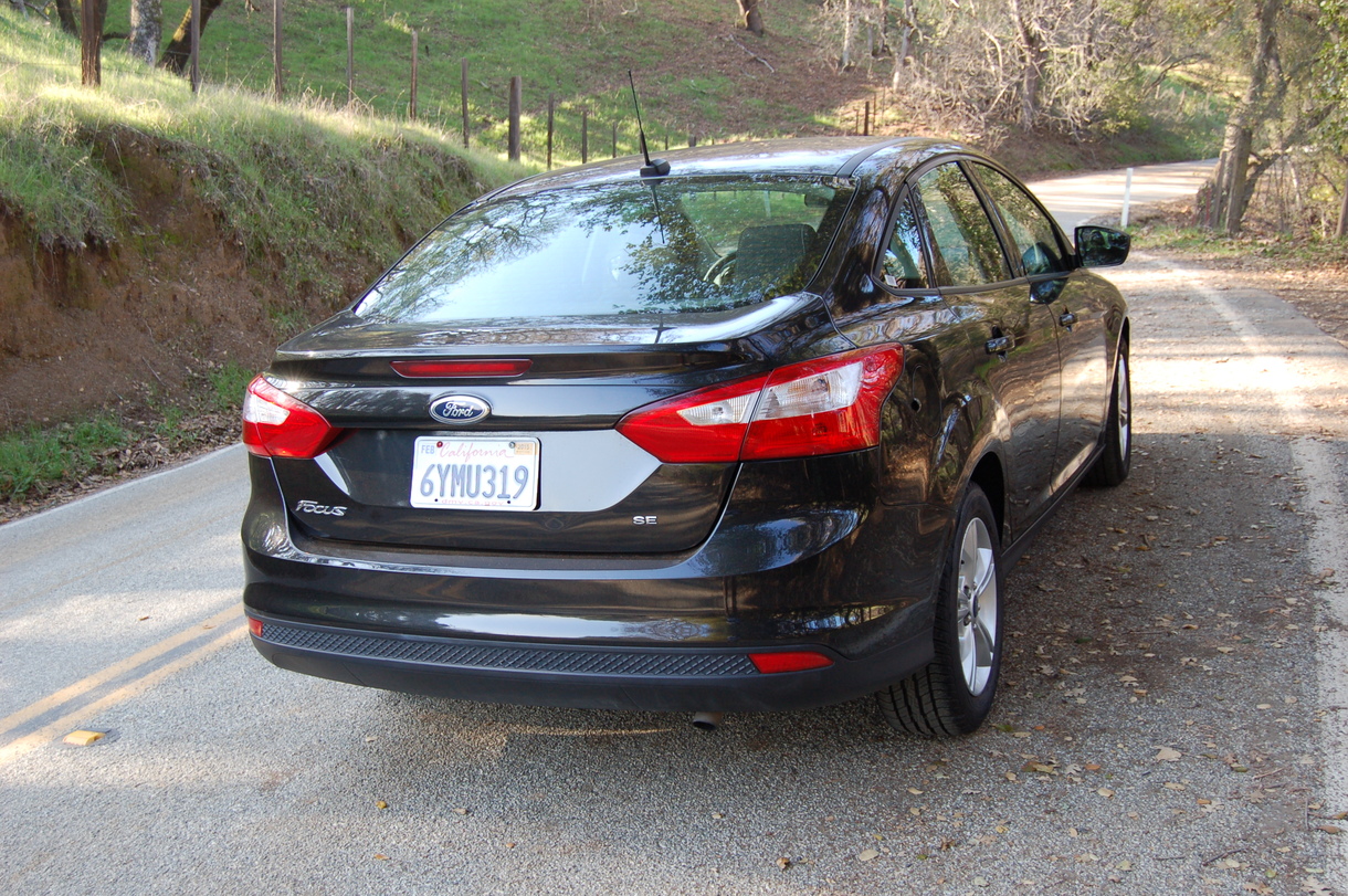 Ford Focus Sedan Photos and Specs. Photo: Ford Focus Sedan reviews ...