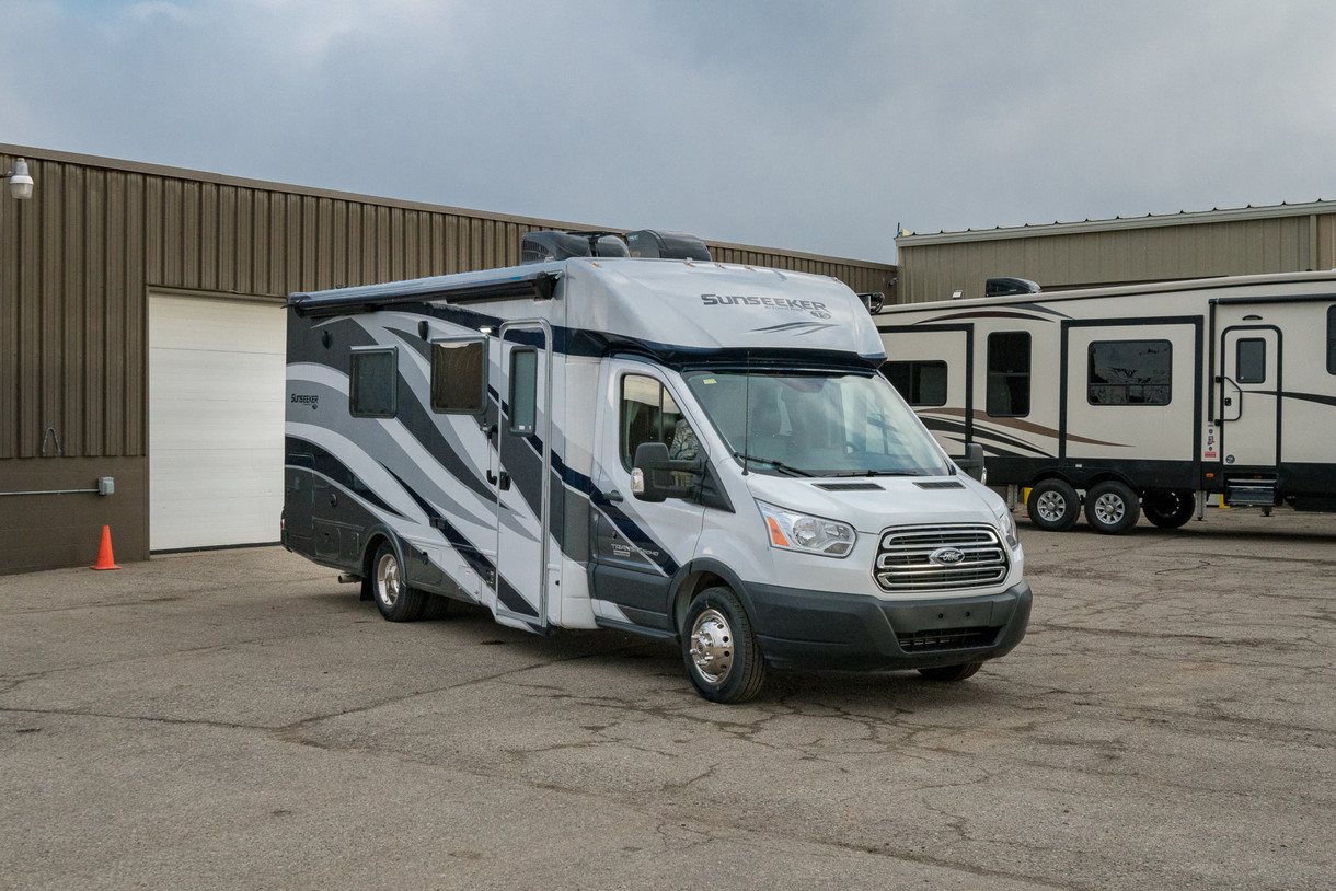 Ford Transit Photos and Specs. Photo: Ford Transit best restyling and ...