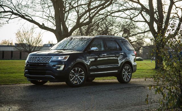 Ford Explorer Photos and Specs. Photo: Ford Explorer modern 2019 and 40 ...