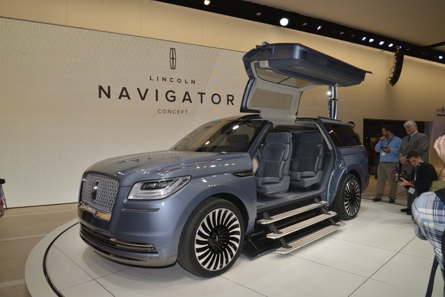 Lincoln Navigator Photos and Specs. Photo: Lincoln Navigator ...