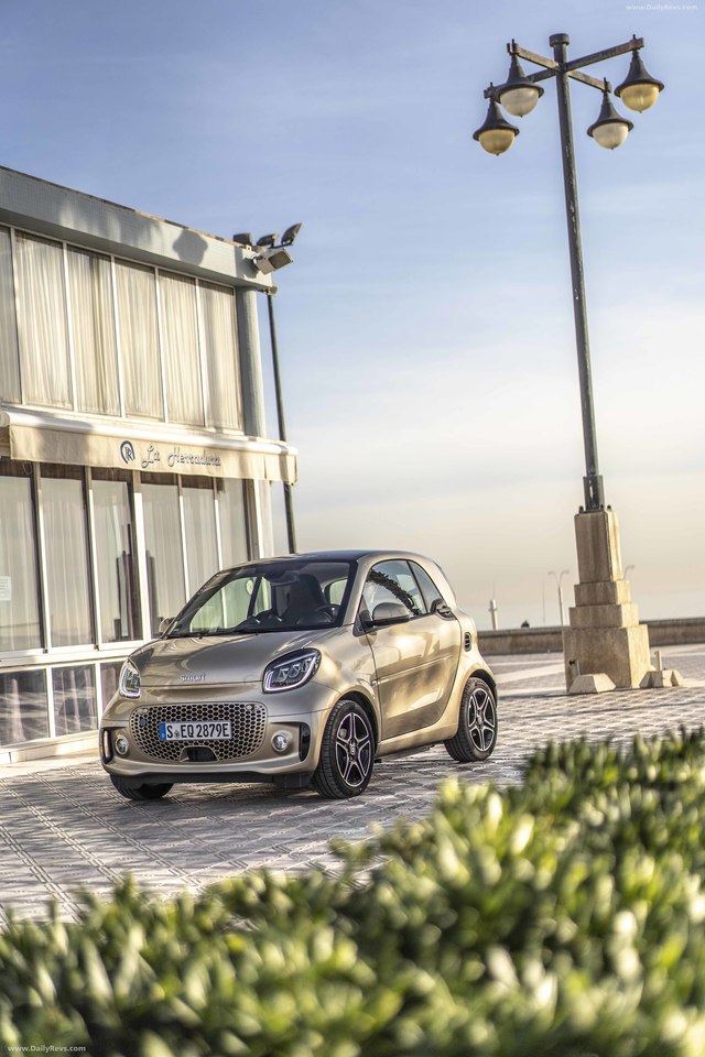 smart EQ fortwo coupe Photos and Specs. Photo: smart EQ fortwo coupe ...