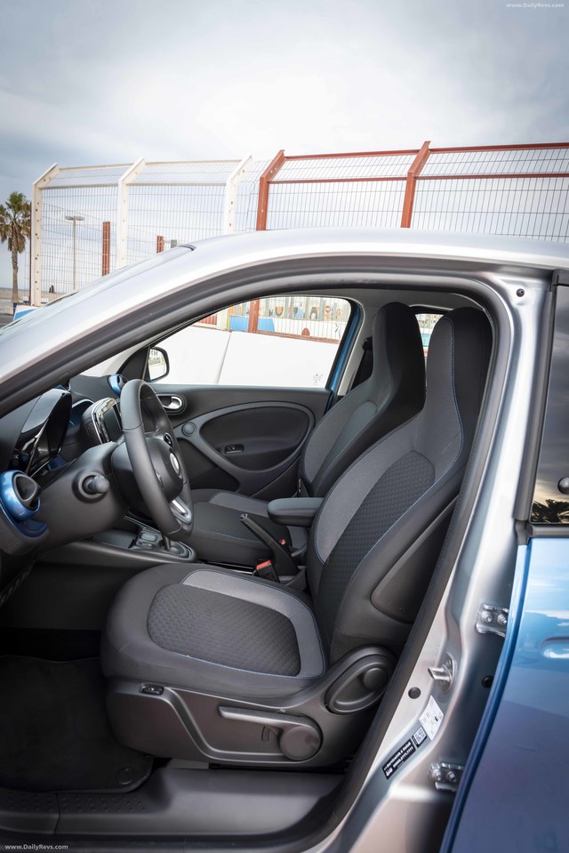 smart EQ forfour Photos and Specs. Photo: smart EQ forfour mod ...