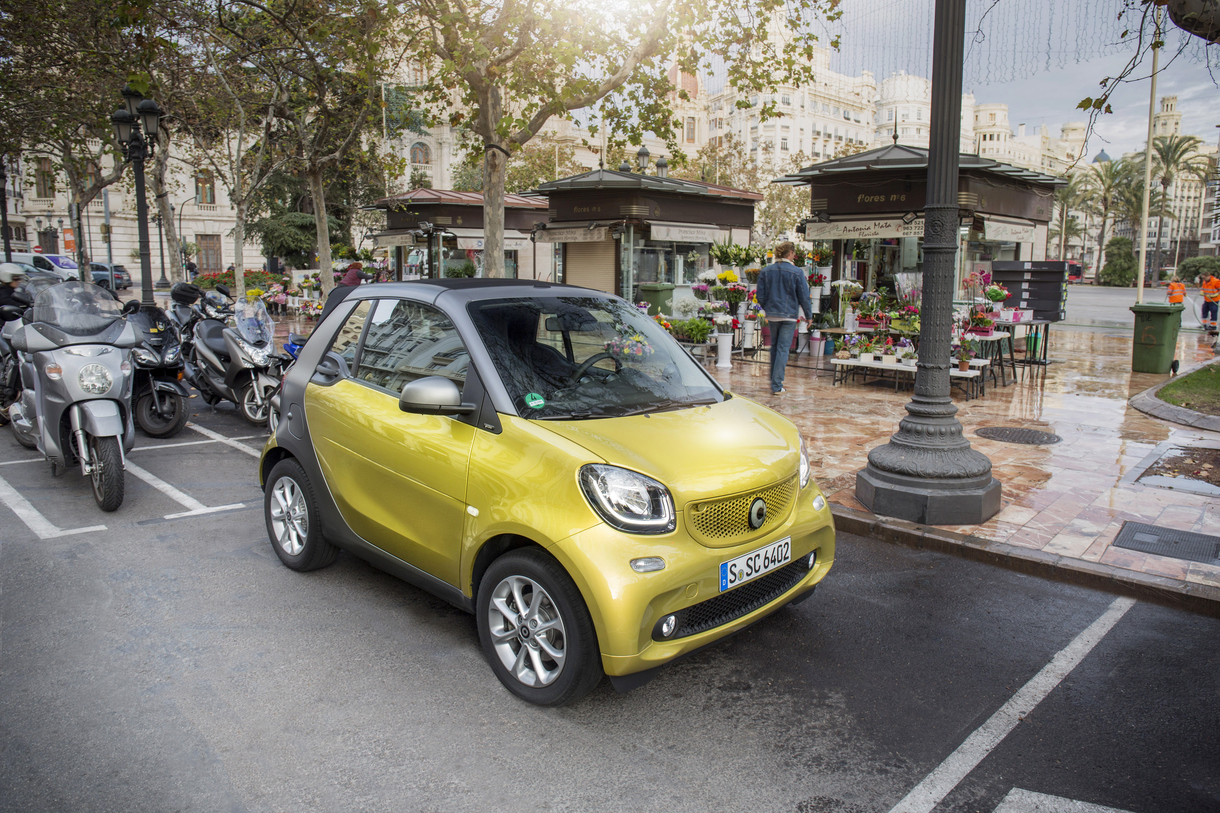 smart EQ fortwo cabrio Photos and Specs. Photo: smart EQ fortwo cabrio ...