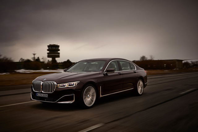 BMW 7 Series iPerformance (G11) Photos and Specs. Photo: BMW 7 Series ...
