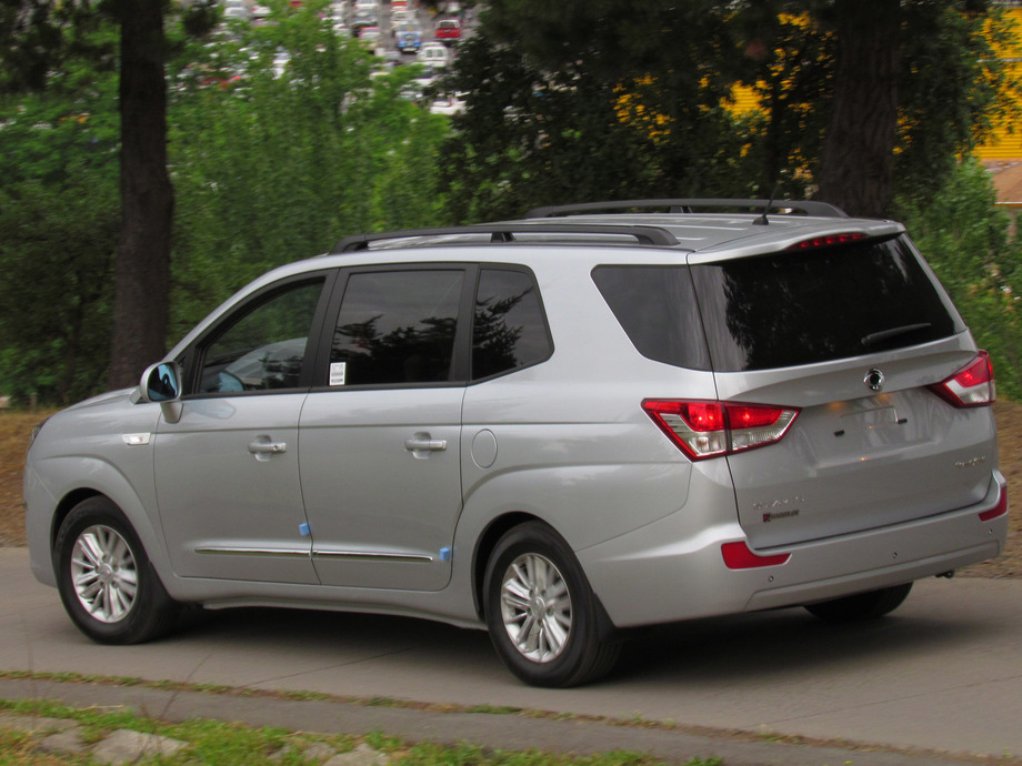 SsangYong Rodius Photos and Specs. Photo: SsangYong Rodius reviews 2018 ...