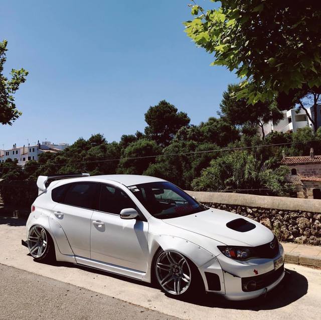 Subaru Impreza Hatchback Photos and Specs. Photo: Subaru Impreza ...