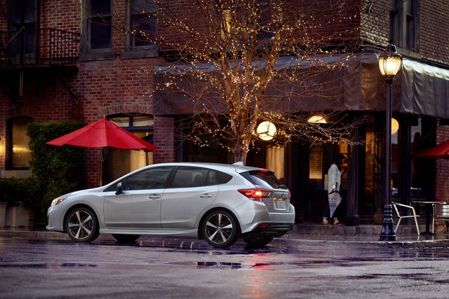 Subaru Impreza Hatchback Photos and Specs. Photo: Subaru Impreza ...
