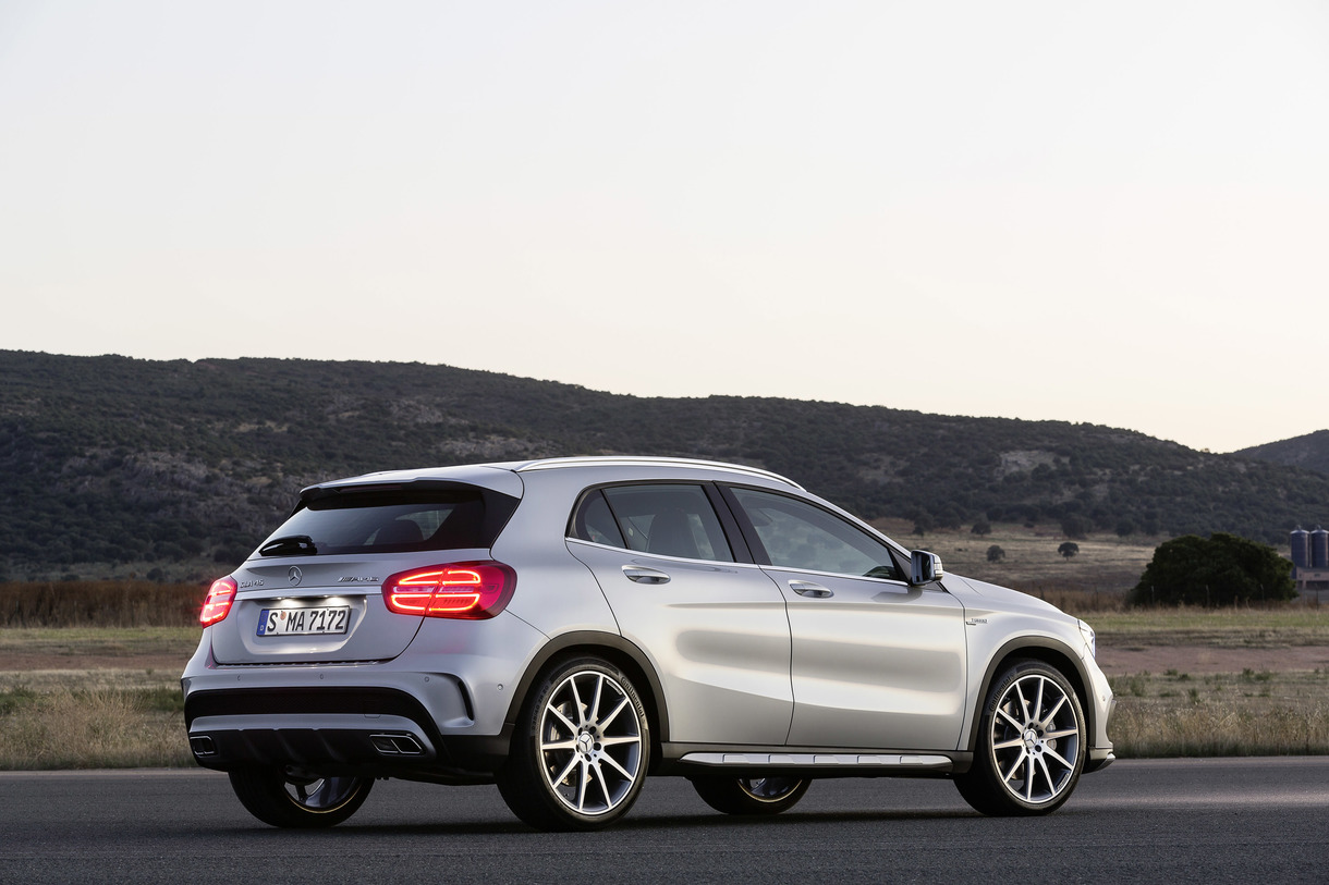 Mercedes GLA-Class (H247) Photos and Specs. Photo: Mercedes GLA-Class ...