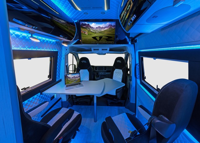 Mercedes Sprinter Kastenwagen (W907) Photos and Specs. Photo: Mercedes ...