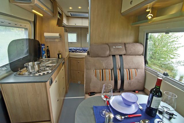 Mercedes Sprinter Kastenwagen (W907) Photos and Specs. Photo: Mercedes ...