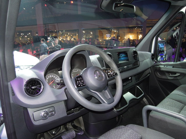 Mercedes Sprinter Kastenwagen (W907) Photos and Specs. Photo: Mercedes ...