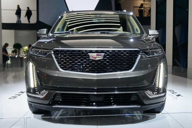Cadillac XT6 Photos and Specs. Photo: Cadillac XT6 modern restyling and ...