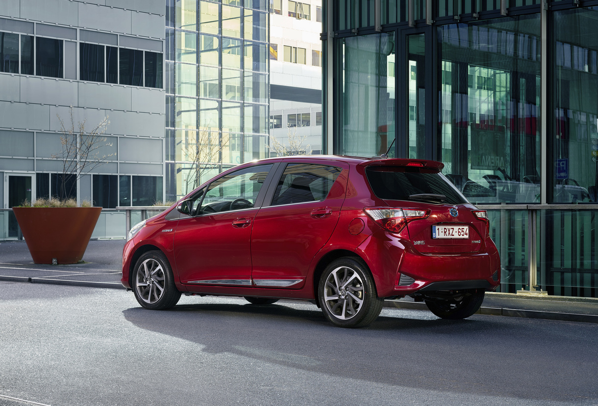 Toyota Yaris Hybrid Photos and Specs. Photo: Toyota Yaris Hybrid modern ...