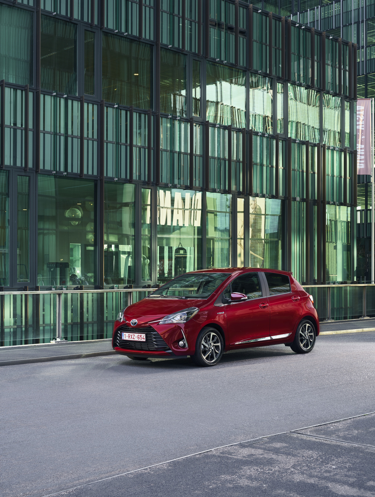 Toyota Yaris Hybrid Photos and Specs. Photo: Toyota Yaris Hybrid best ...