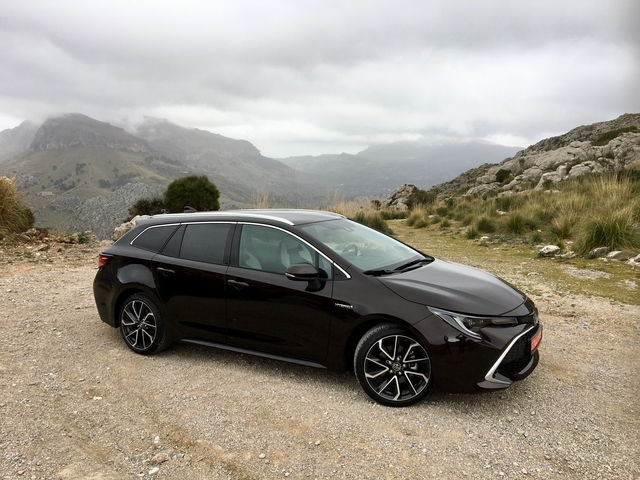 Toyota Corolla Touring Sports Photos and Specs. Photo: Toyota Corolla ...