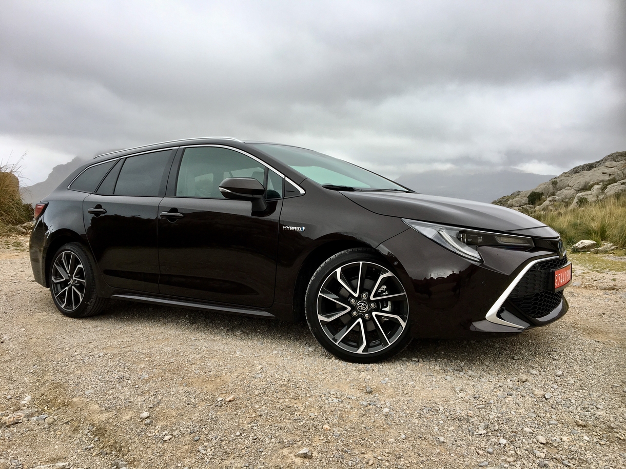 Toyota Corolla Touring Sports Hybrid Photos and Specs. Photo: Toyota ...