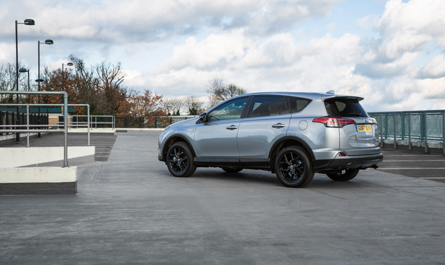 Toyota RAV4 Hybrid Photos and Specs. Photo: Toyota RAV4 Hybrid interior ...