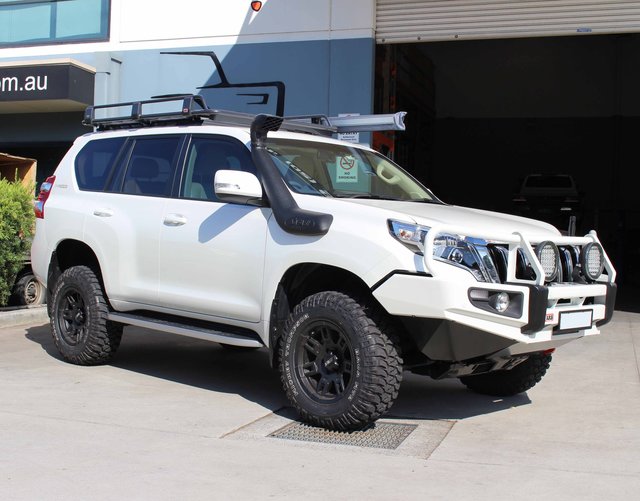 Toyota Land Cruiser Prado 150 3-door Photos and Specs. Photo: Toyota ...