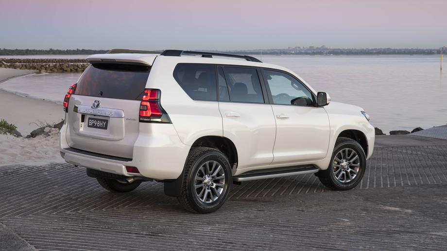 Toyota Land Cruiser Prado 150 3-door Photos and Specs. Photo: Toyota ...