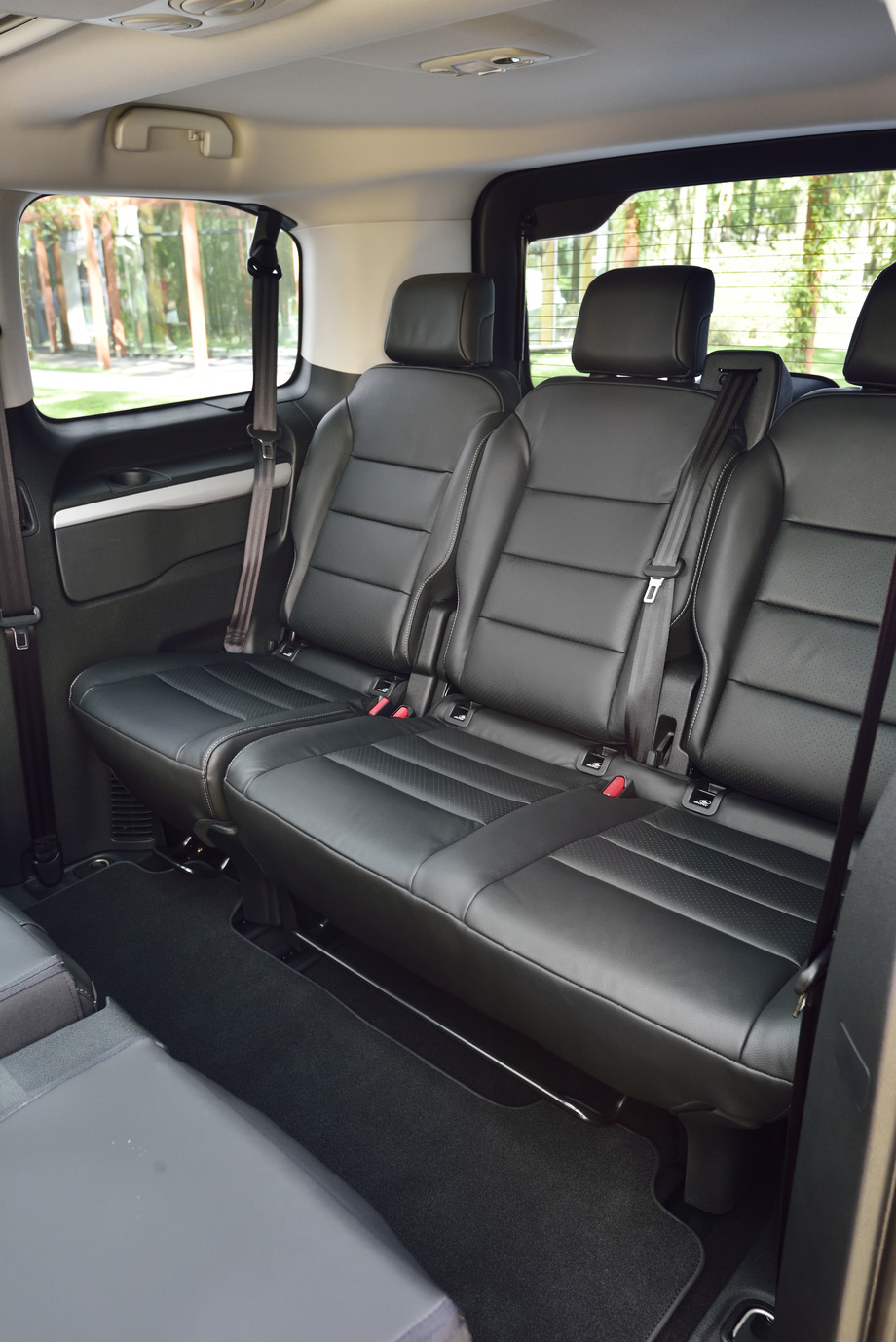 Toyota Proace Photos and Specs. Photo: Toyota Proace reviews restyling ...