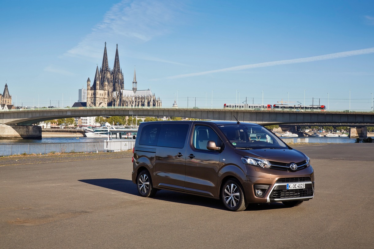 Toyota Proace Verso Photos and Specs. Photo: Toyota Proace Verso ...