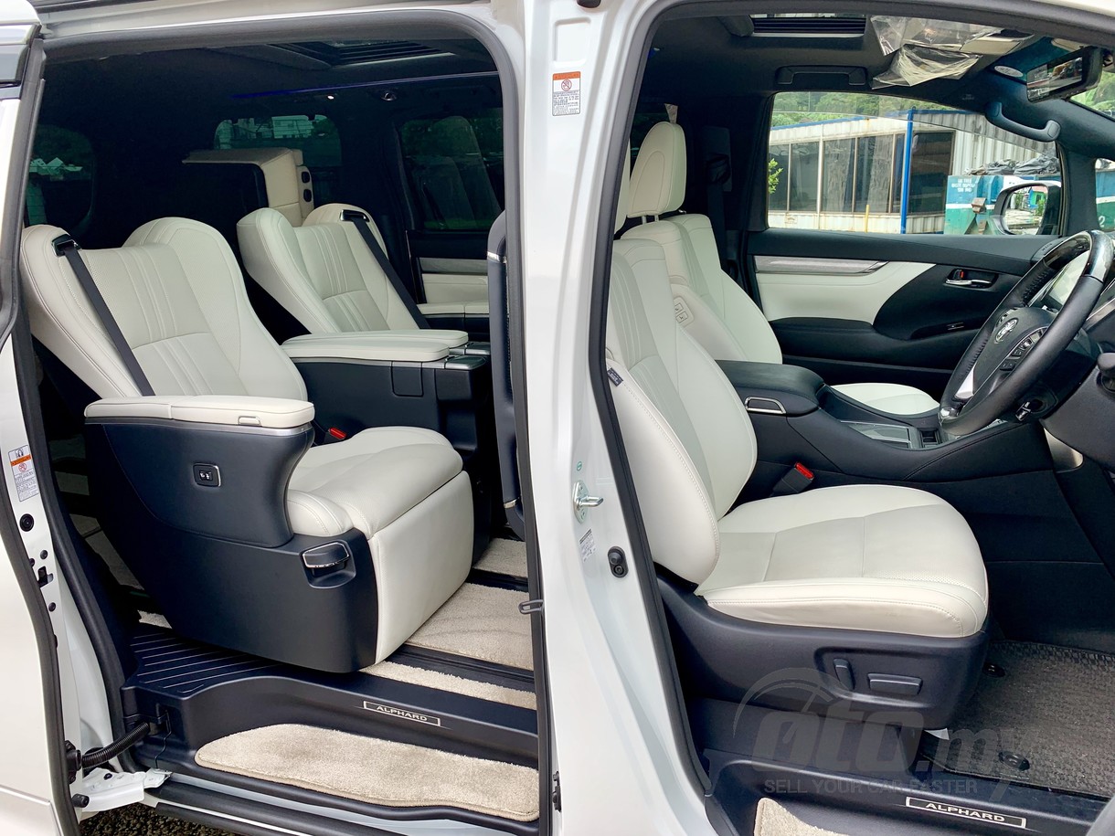 Toyota Alphard Photos and Specs. Photo: Toyota Alphard interior ...