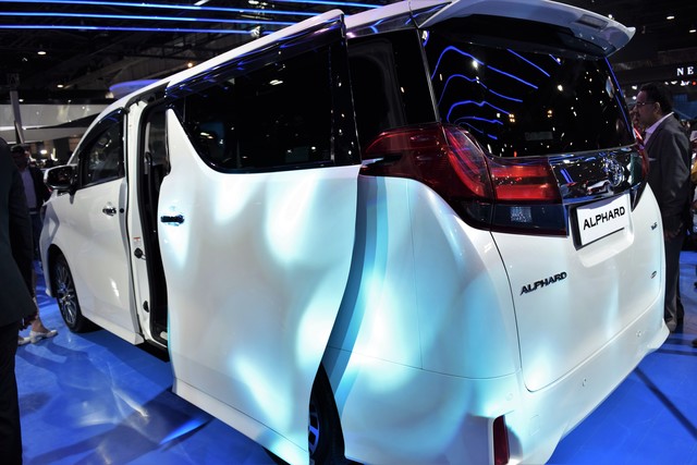 Toyota Alphard Photos and Specs. Photo: Toyota Alphard accessories ...