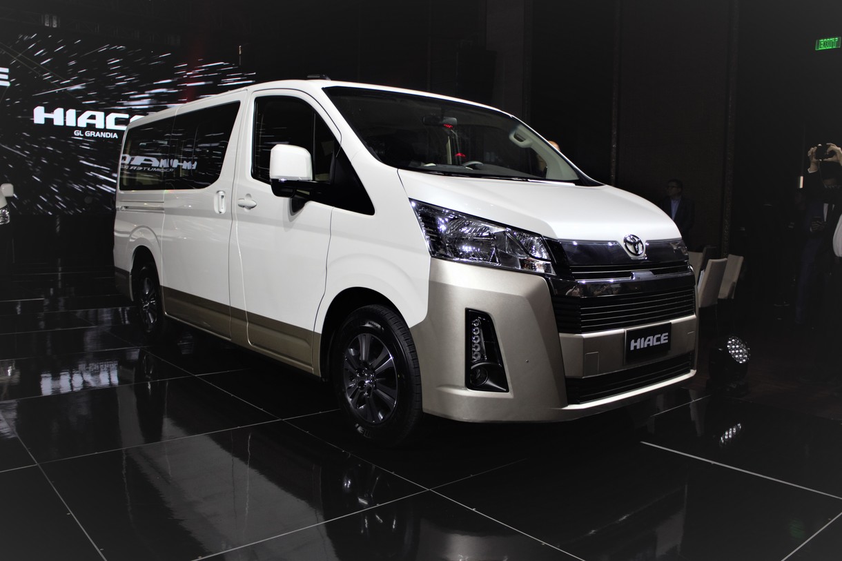 Toyota Hiace Photos and Specs. Photo: Toyota Hiace modern 2019 and 34 ...