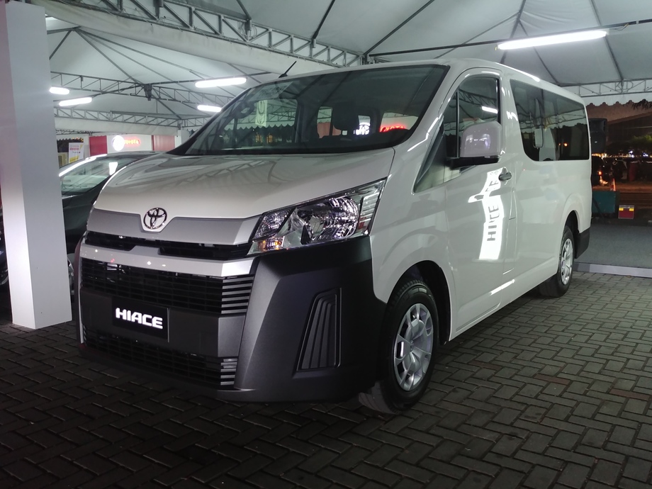 Toyota Hiace Photos and Specs. Photo: Toyota Hiace minivan restyling ...