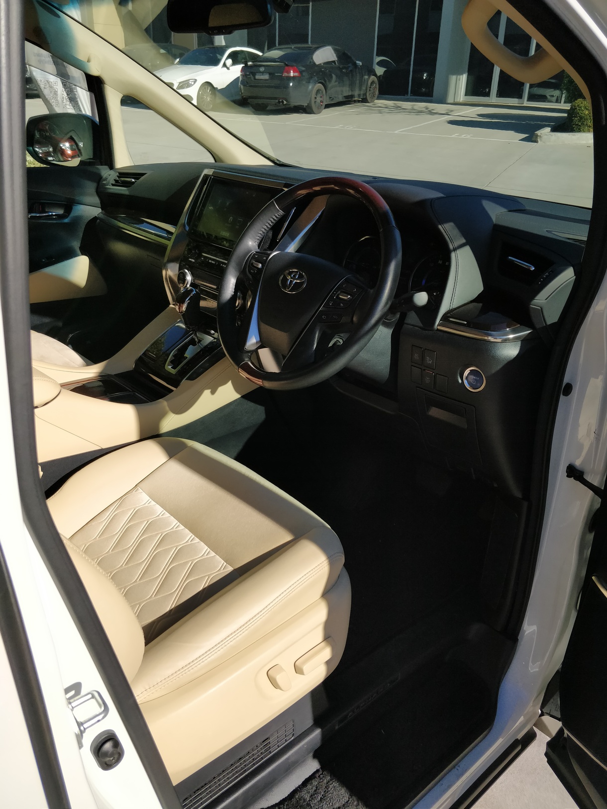 Toyota Alphard Photos and Specs. Photo: Toyota Alphard minivan 2018 and ...