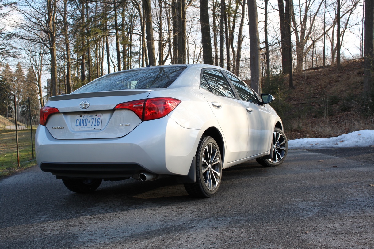 Toyota Corolla Photos and Specs. Photo: Toyota Corolla sedan 2016 and ...