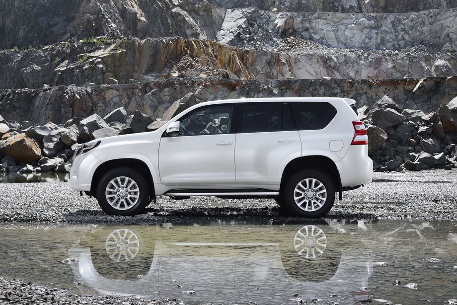 Toyota Land Cruiser Prado 150 3-door Photos and Specs. Photo: Toyota ...