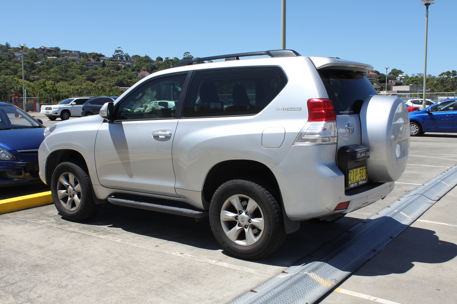Toyota Land Cruiser Prado 150 3-door Photos and Specs. Photo: Toyota ...