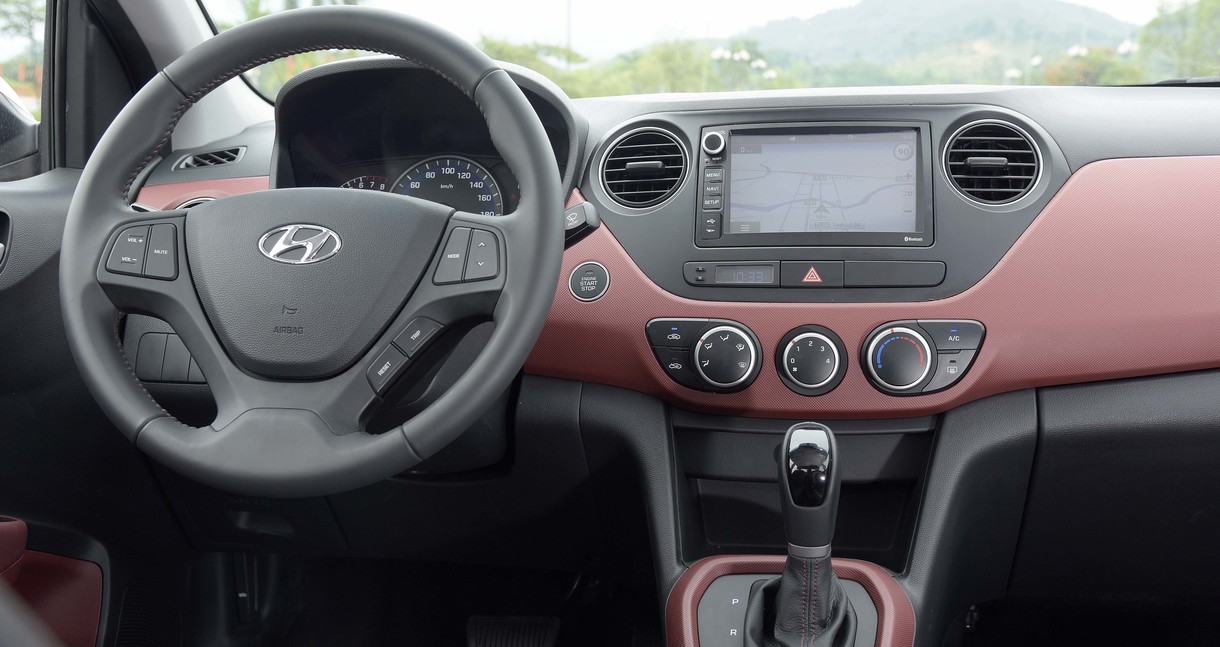 Hyundai i10 Photos and Specs. Photo: Hyundai i10 interior big and 20 ...