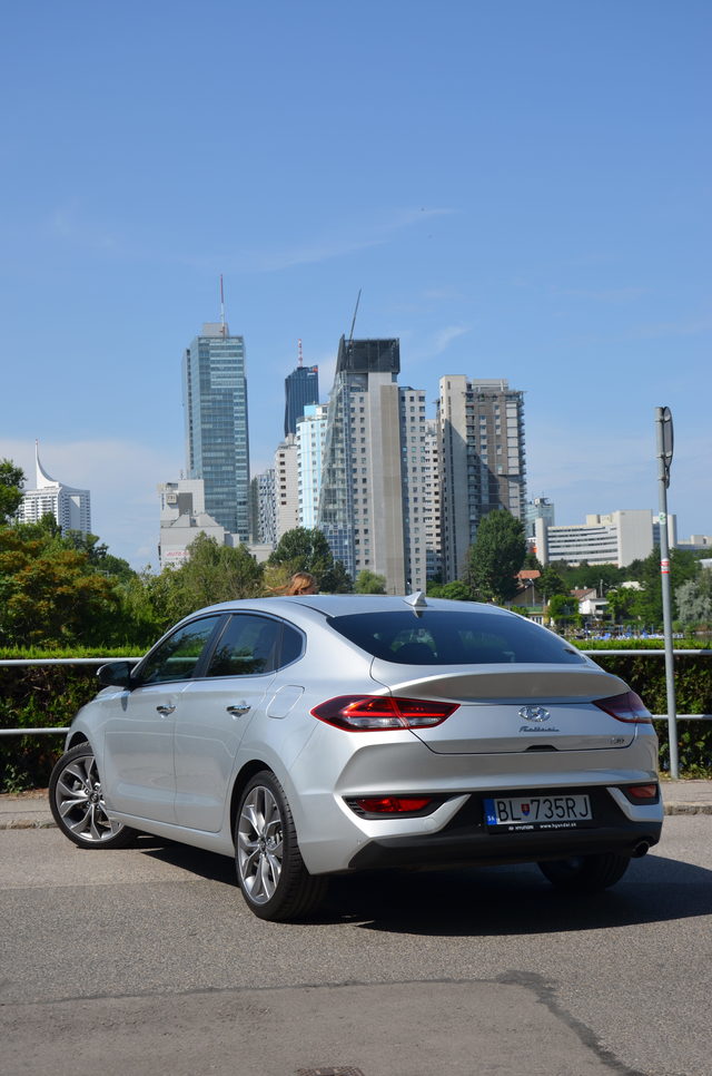 Hyundai i30 Fastback Photos and Specs. Photo: Hyundai i30 Fastback ...