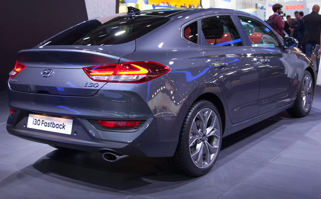 Hyundai i30 Fastback Photos and Specs. Photo: Hyundai i30 Fastback ...