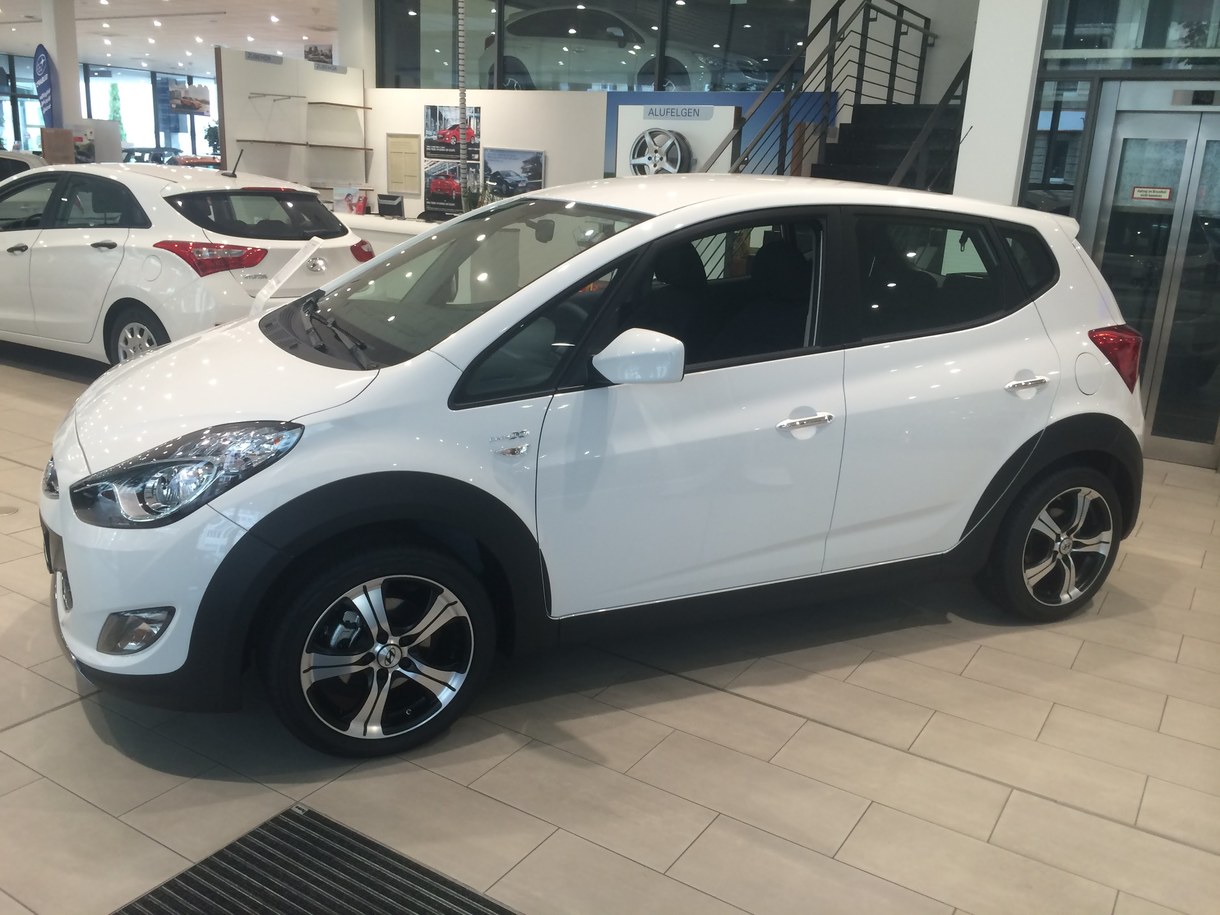 Hyundai ix20 Photos and Specs. Photo: Hyundai ix20 minivan big and 17 ...