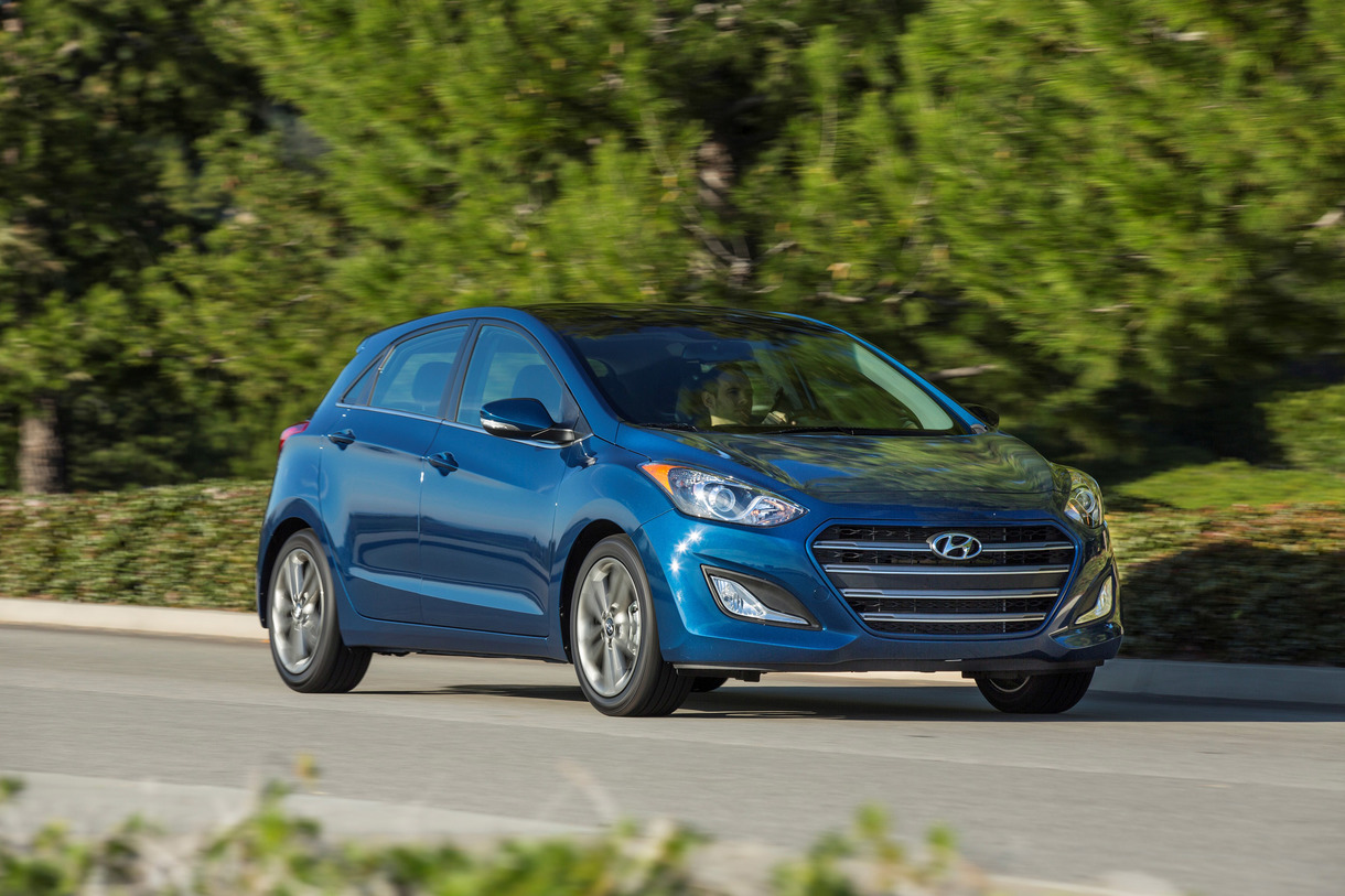 Hyundai Elantra Photos and Specs. Photo: Hyundai Elantra hd 2016 and 27 ...